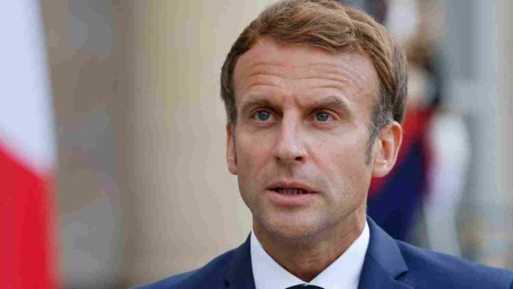 Quelle montre a retiré Emmanuel Macron pendant le 13H